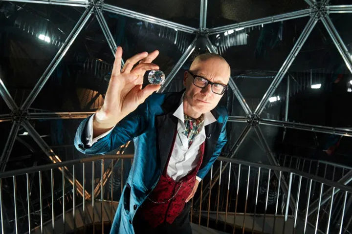 THE CRYSTAL MAZE PRESENTERS